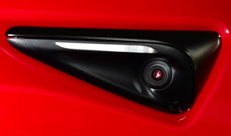 テスラの自動運転コンピュータHW3とHW4のカメラを比較、映像品質に大きな差